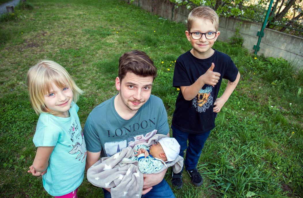 Fotogalerie - Galerie: Novorozený a malý Benjamin se svou rodinou | TV Nova