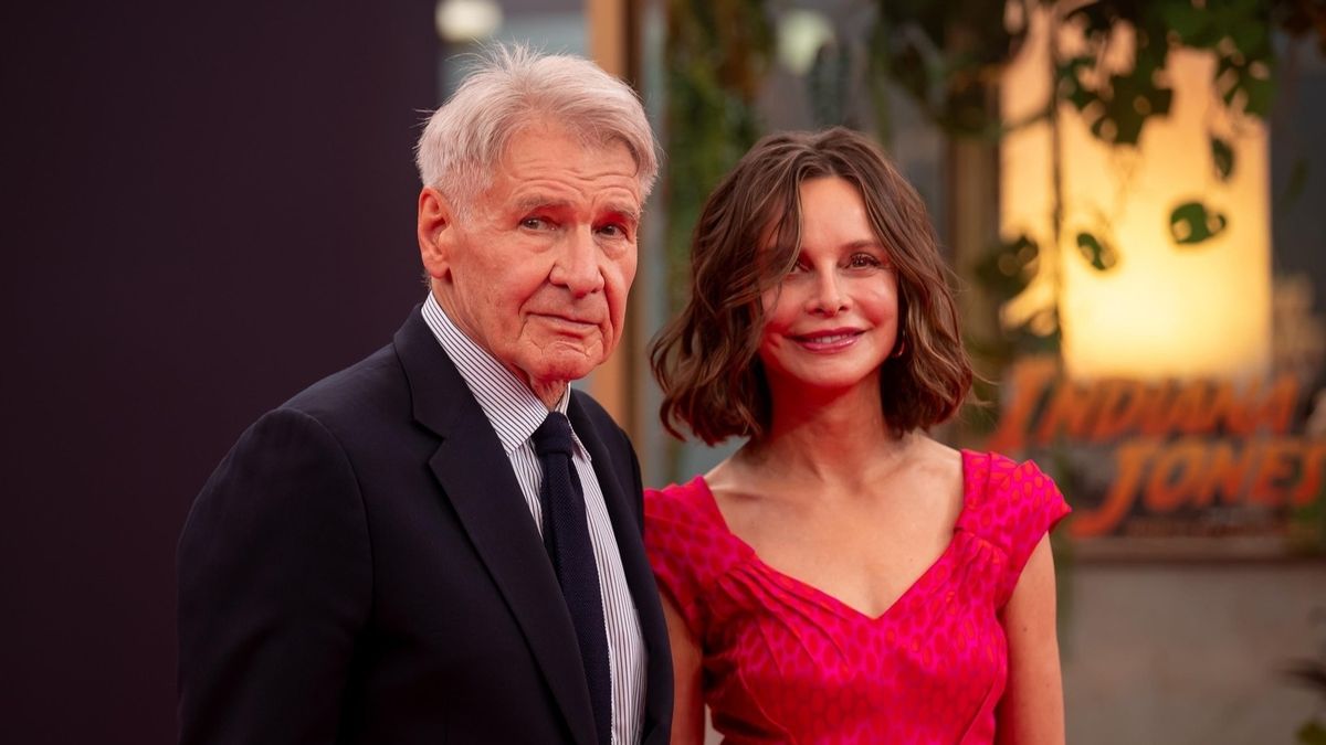 Harrisona Forda zastínila manželka. Čím uchvátila na premiéře nového ...