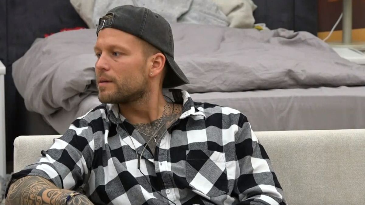 František zíral na Karolínu při masáži. Hackeři ho uzemnili | TV Nova