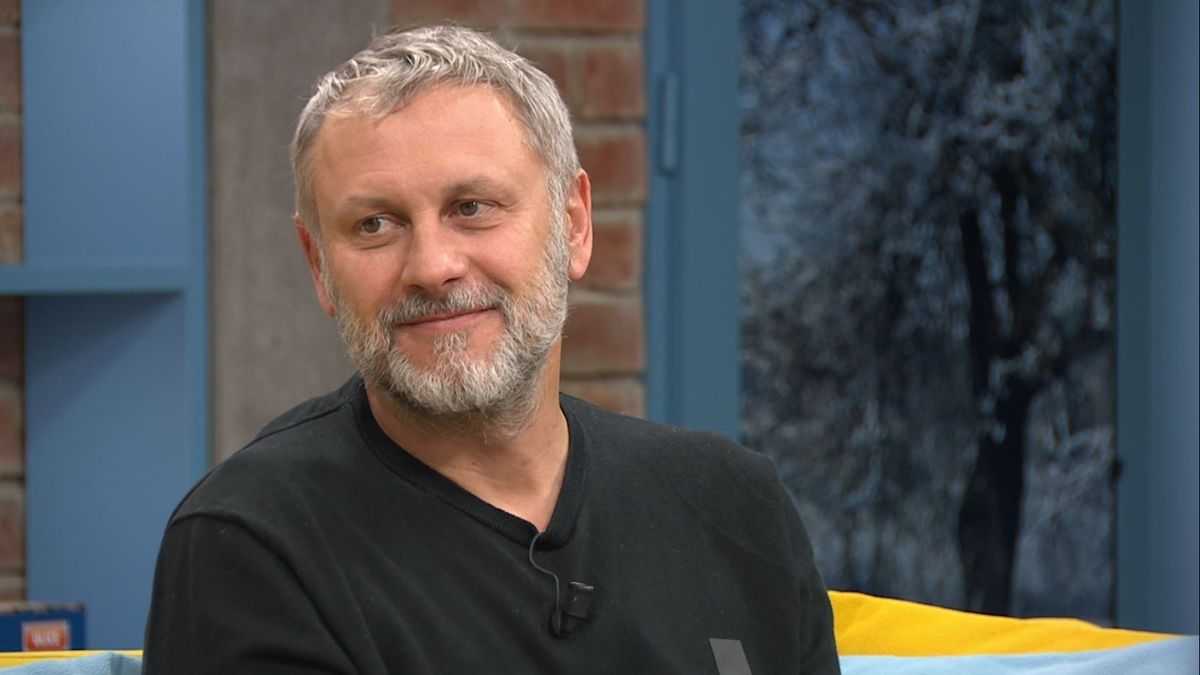 Igor Chmela si kvůli rozhovoru nalakoval nehty. V Jedné rodině hraje ...