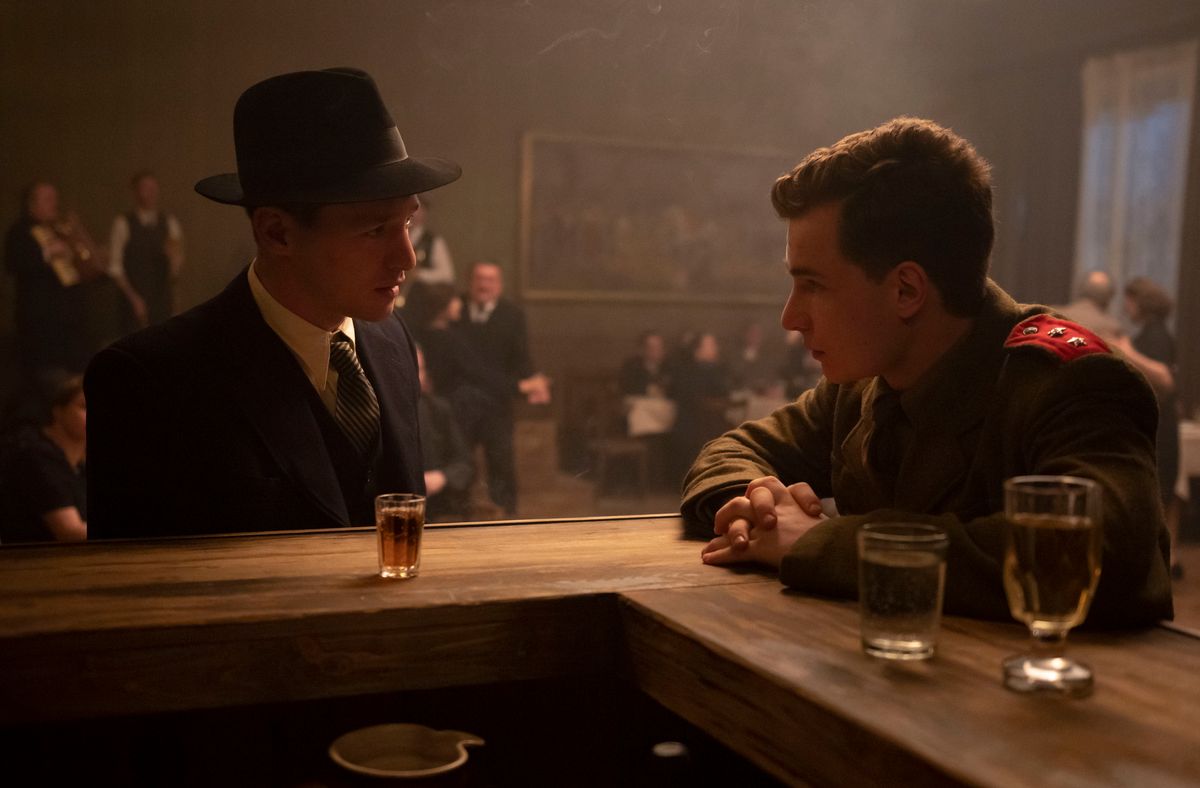 Cestování, móda i neřesti. Jak opravdu vypadala 50. léta? | TV Nova