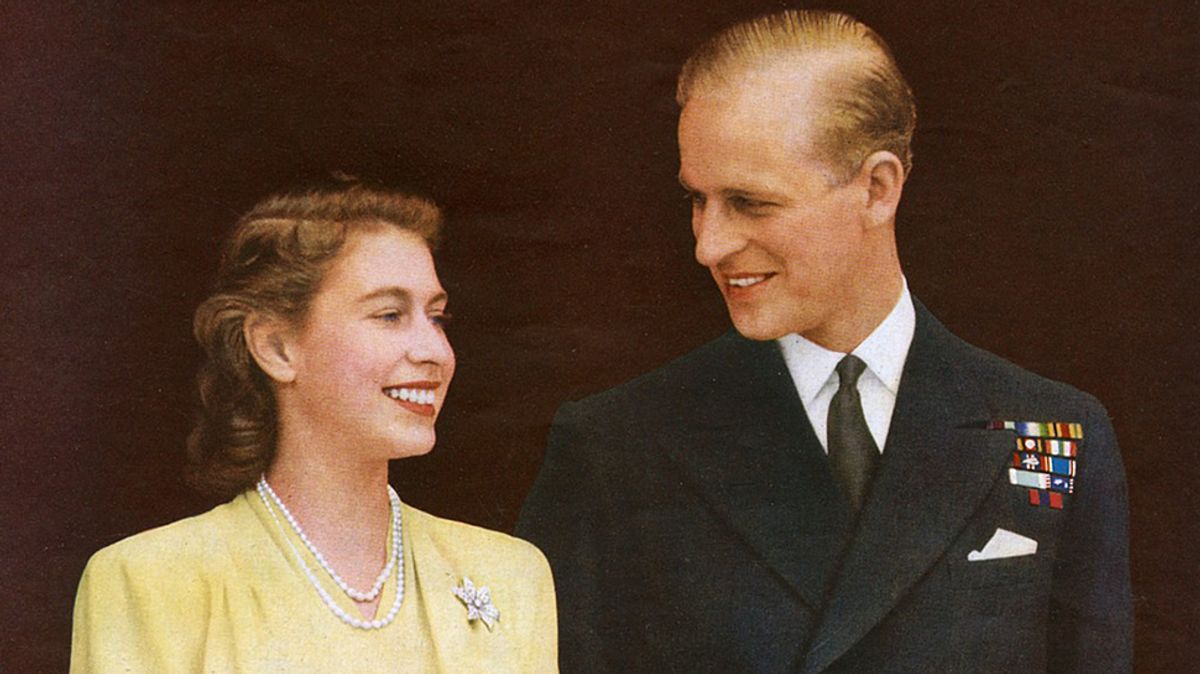 Královna Alžběta II. a princ Philip: Podívejte se na láskyplné pohledy ...