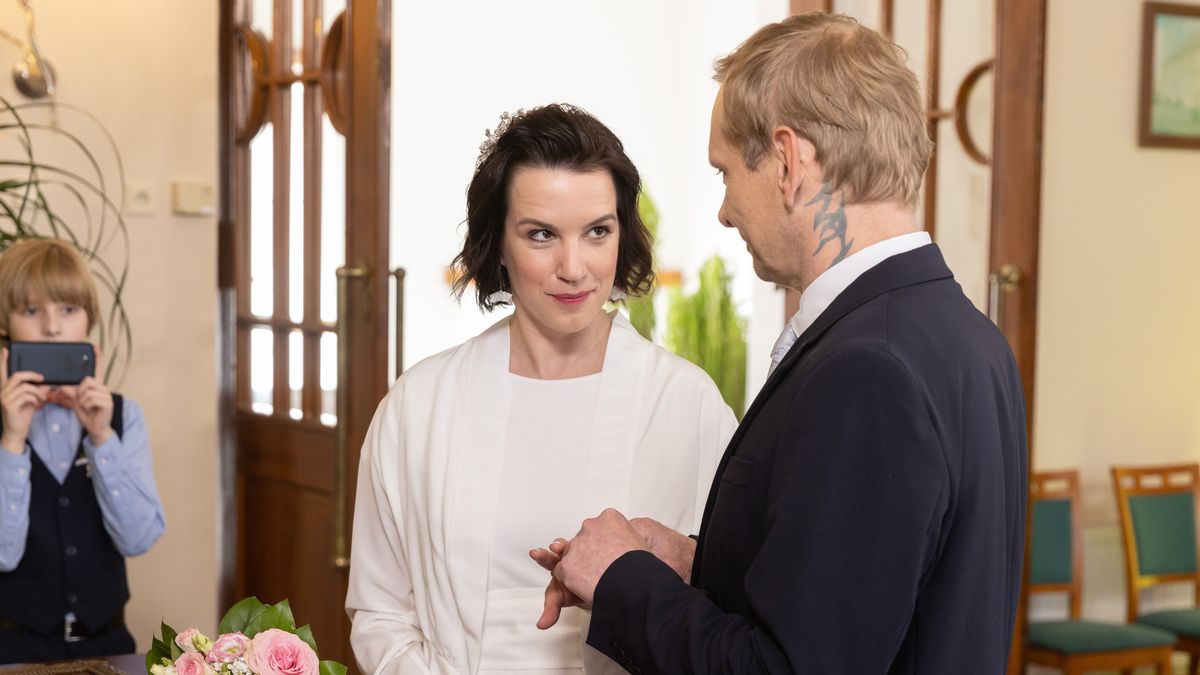 Všimli jste si? Na svatbě Tonyho a Dominiky v Ulici se objevila hereččina skutečná rodina | TV Nova