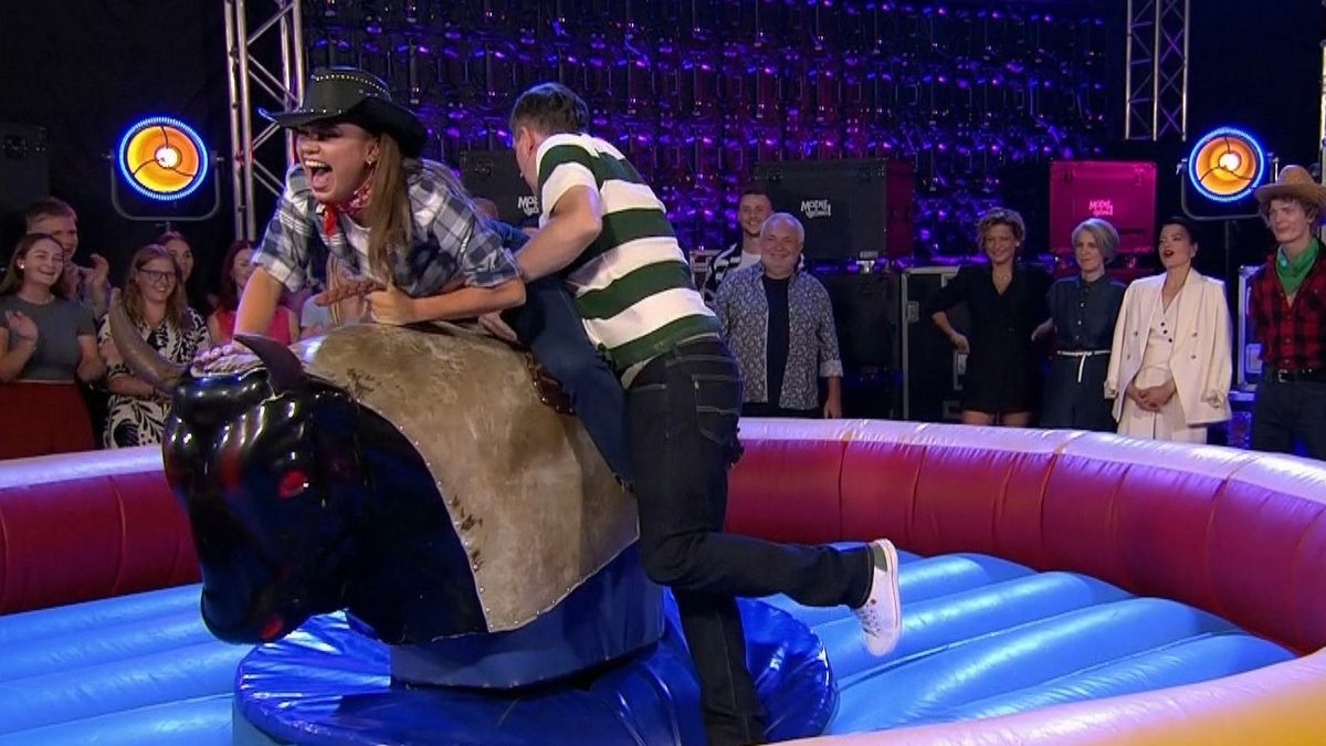 Denisa Pfauserová v problémech. Nemohla vylézt na pohyblivého býka | TV ...