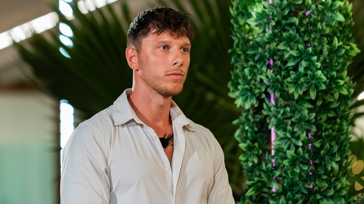 Mike dostal kopačky od všech holek ve vile. Poděkoval Dianě a odešel ...