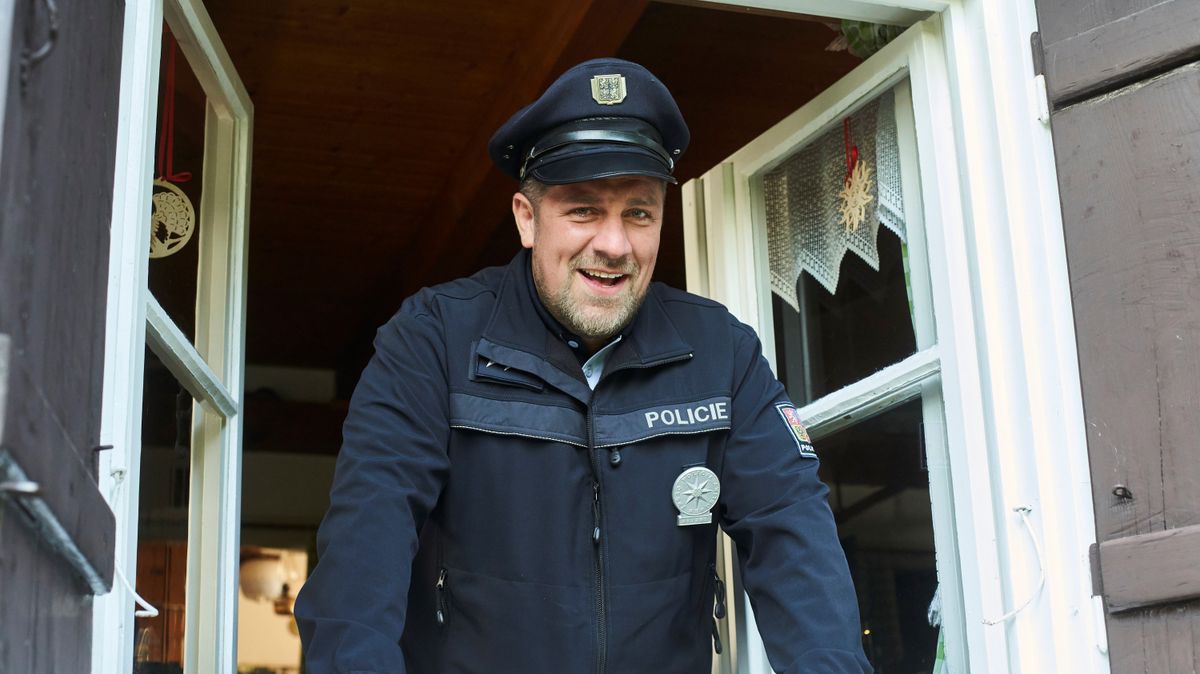 Michal Holán z Policie Modrava: Ukázal, jak dabuje líbání a rvačky | TV ...