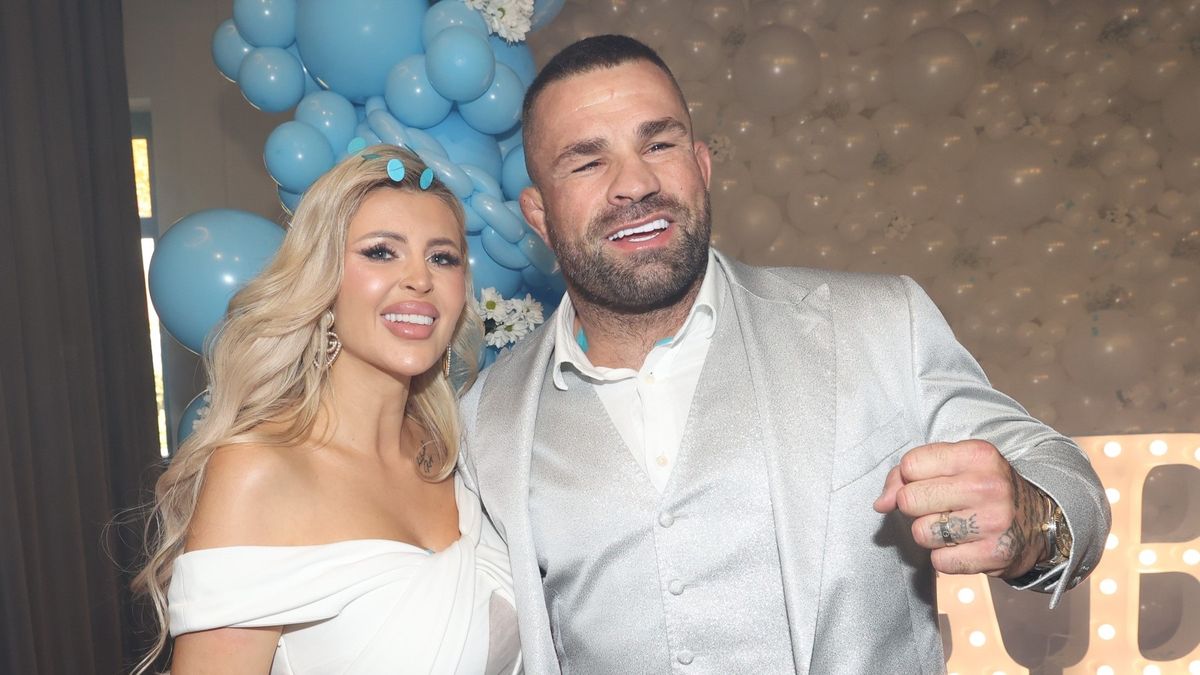 Karlos Vémola sdílel fotku z porodnice. Manželka Lela porodila syna ...