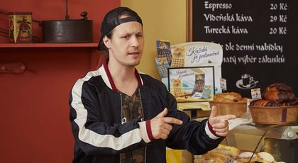 CELÝ DÍL ULICE: Robert bruslí na tenkém ledu. Zamotá se do svých lží ...